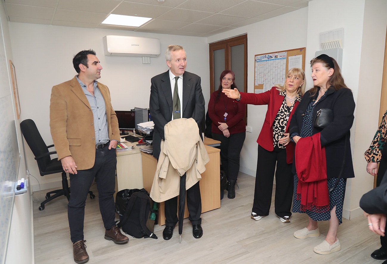His Excellency The Governor And Lady Bathurst Visit The Housing ...