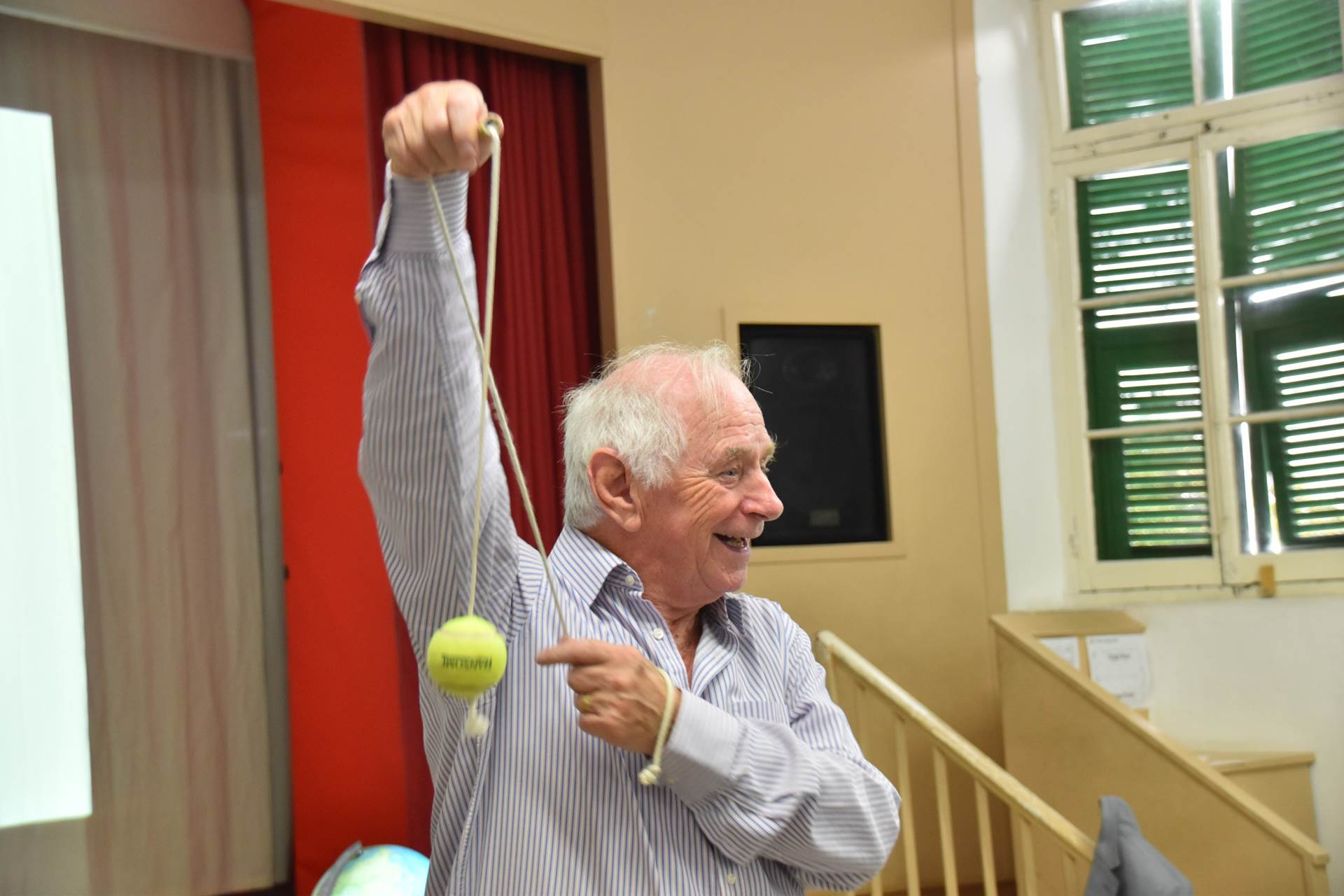 Dec 04 - Johnny Ball Gives Maths Lesson To Loreto Convent Students ...